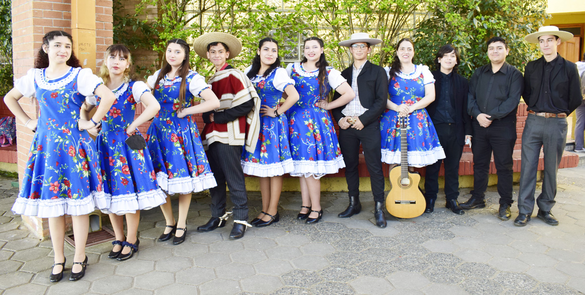 Presentando las tradiciones folclóricas de Chile: Porque bailar cueca ...