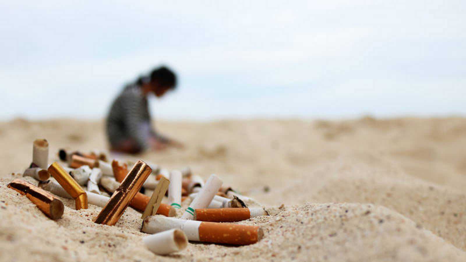 Ley prohíbe fumar en playas y arrojar colillas al piso¿Cuánto es la ...